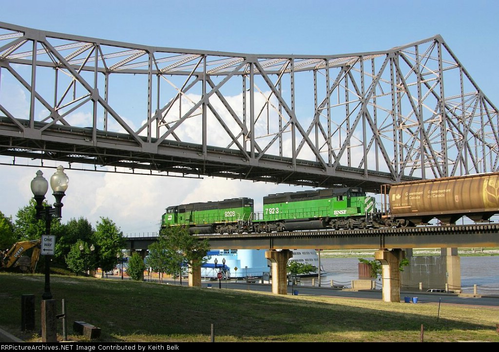 BN 9208 and BNSF 7923